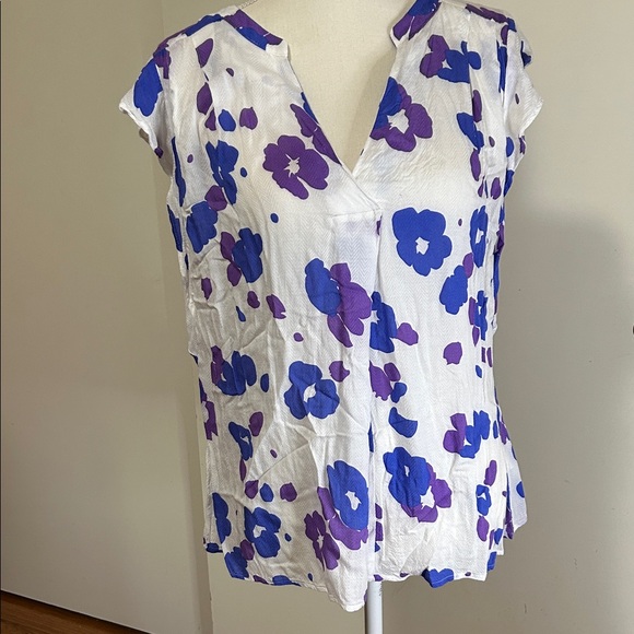 CAbi | Tops | Cabi Floral Vneck Cap Sleeve Top In White With Blue ...